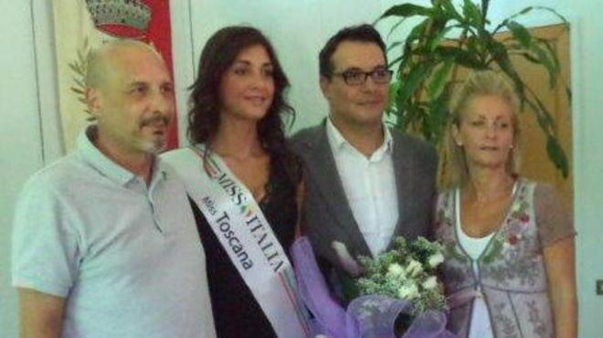 Uzzano premia Giulia Fontana e fa il tifo per la sua Miss - Il Tirreno