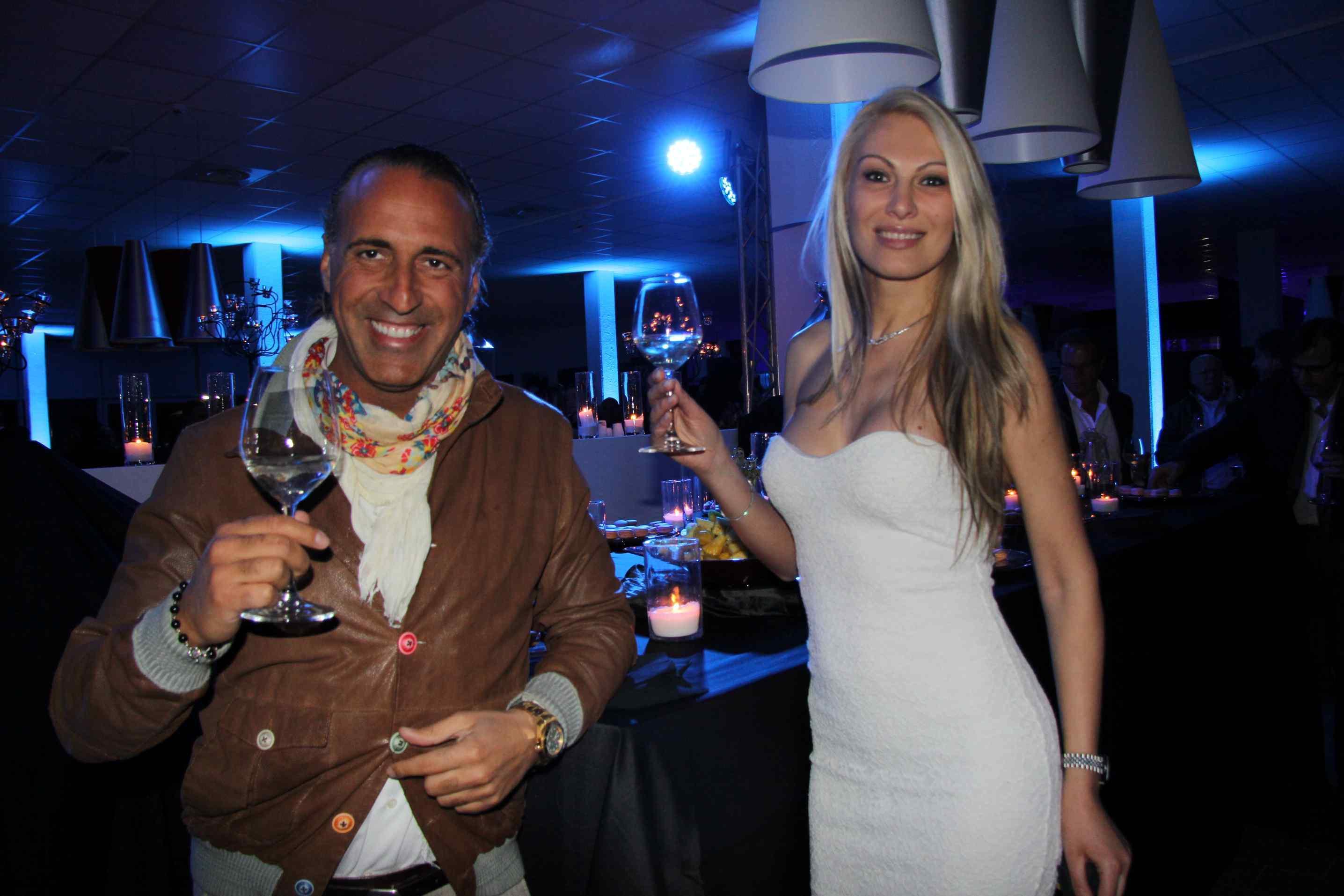 In centinaia alla festa della nuova concessionaria della Mercedes - Il ...