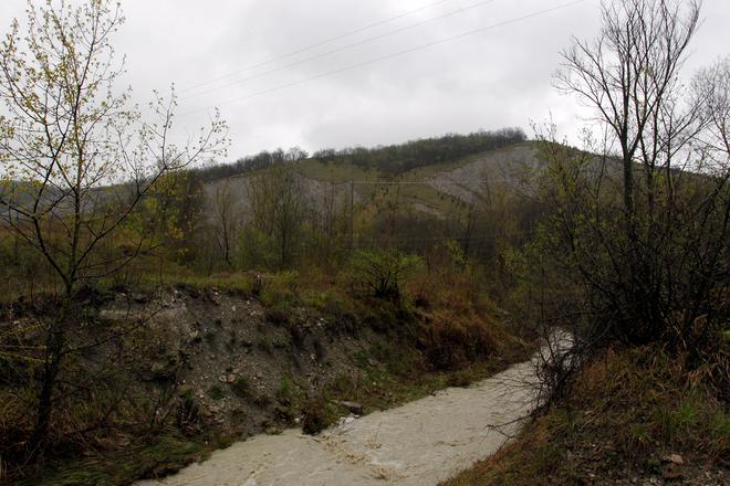 Serramazzoni/ Il torrente Tiepido esonda Al Pradello il monte frana ...