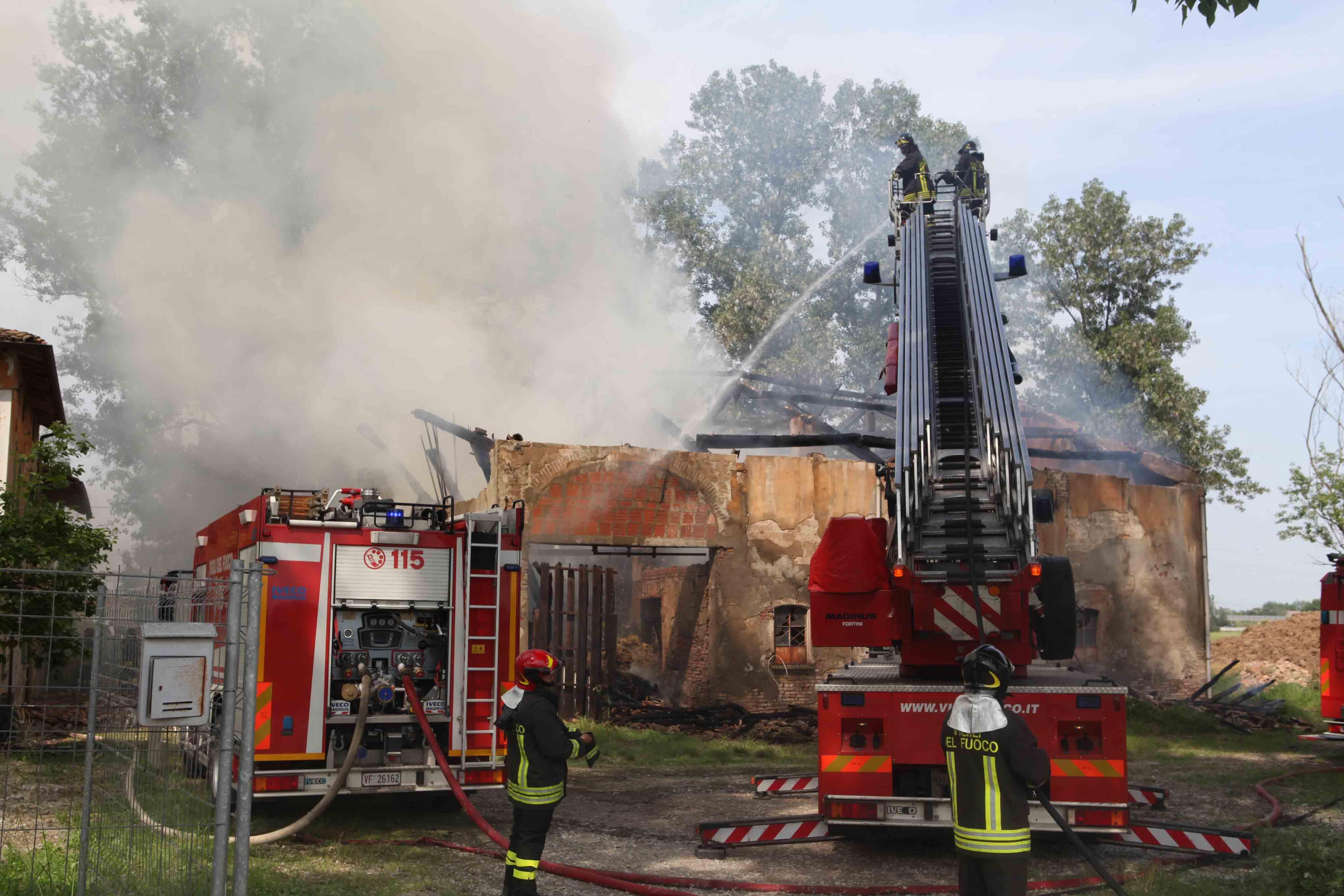 Reggio Emilia, maxi-incendio distrugge un fienile - Gazzetta di Reggio Reggio Emilia, maxi-incendio distrugge un fienile - Gazzetta di Reggio