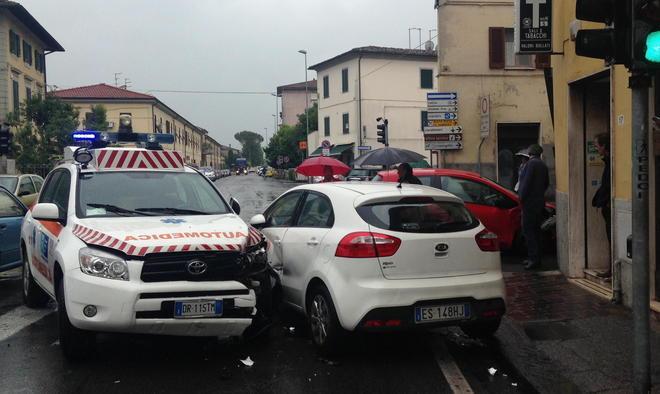 L’automedica si scontra con 2 auto - Il Tirreno