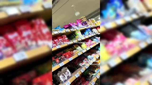 Jannik Sinner paparazzato al supermercato con Laila Hasanovic, il video ...